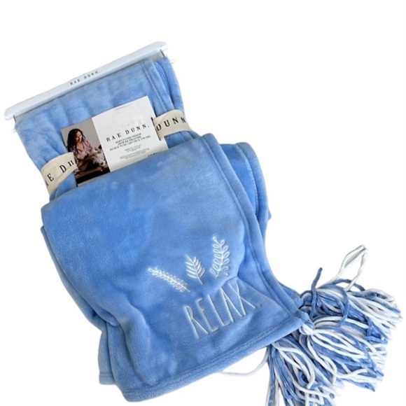 Rae Dunn | Bedding | Rae Dunn Relax Plush Throw | Poshmark